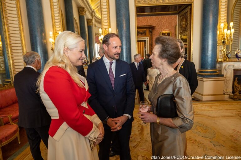 It’s Royal Blue Self-Portrait for Pre-Coronation Reception – What Kate Wore